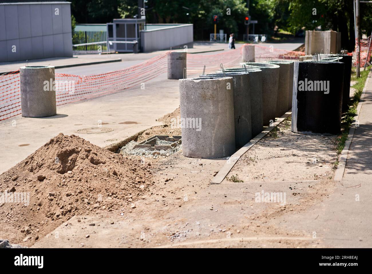 Pose de trous d'homme en béton et de tuyaux d'évacuation pour le ...