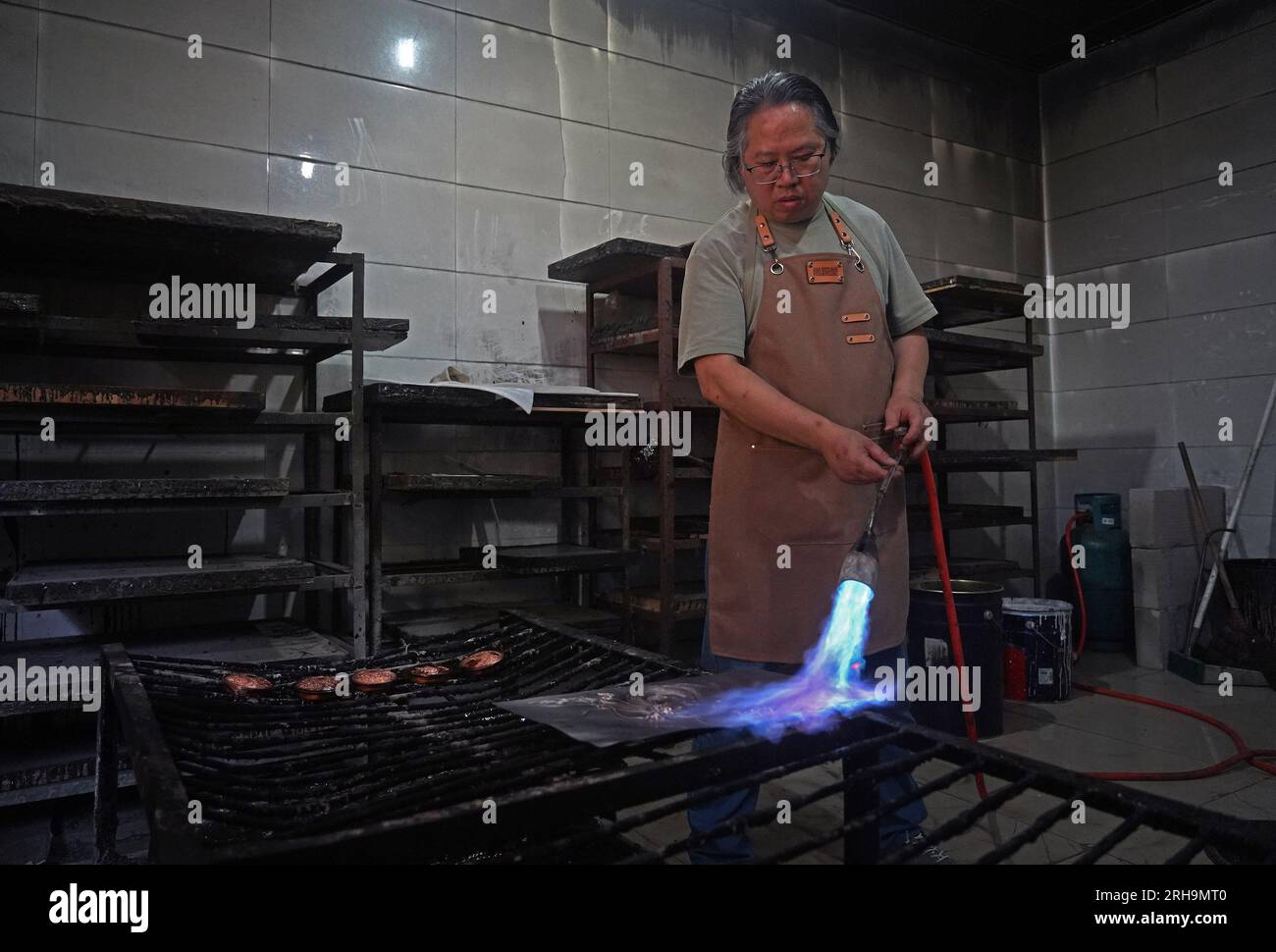 (230815) -- NANCHANG, 15 août 2023 (Xinhua) -- Huang Junjun trempe une ...