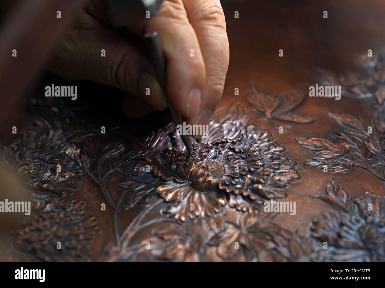 (230815) -- NANCHANG, 15 août 2023 (Xinhua) -- Huang Junjun réalise une ...