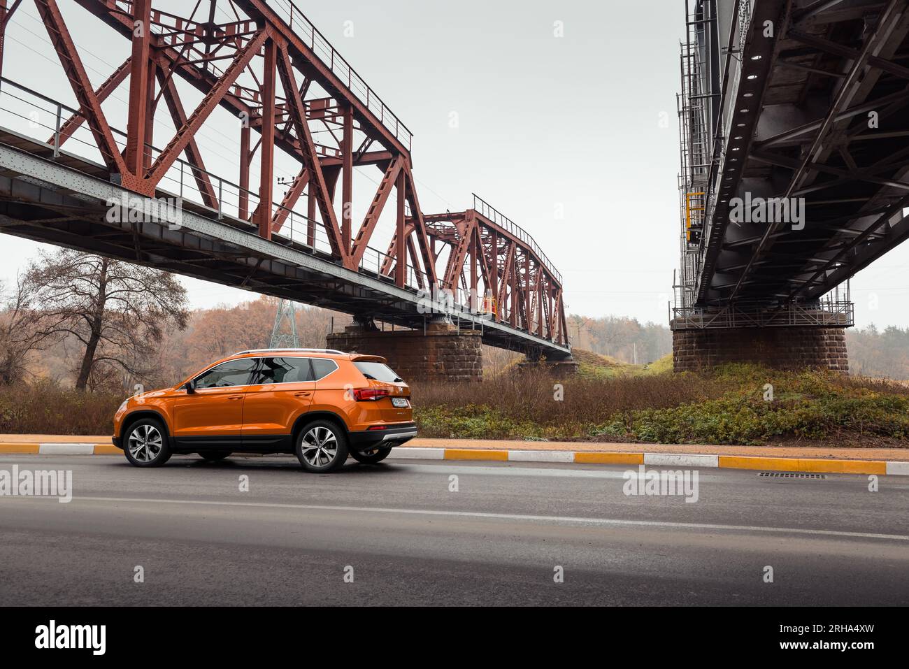 Vue de trois quarts arrière du multisegment Ateca À SIÈGE orange samoa ...
