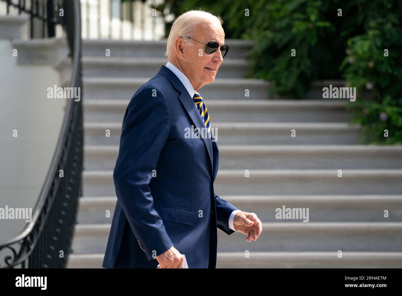 Le président AMÉRICAIN Joe Biden marche sur la pelouse sud de la Maison ...