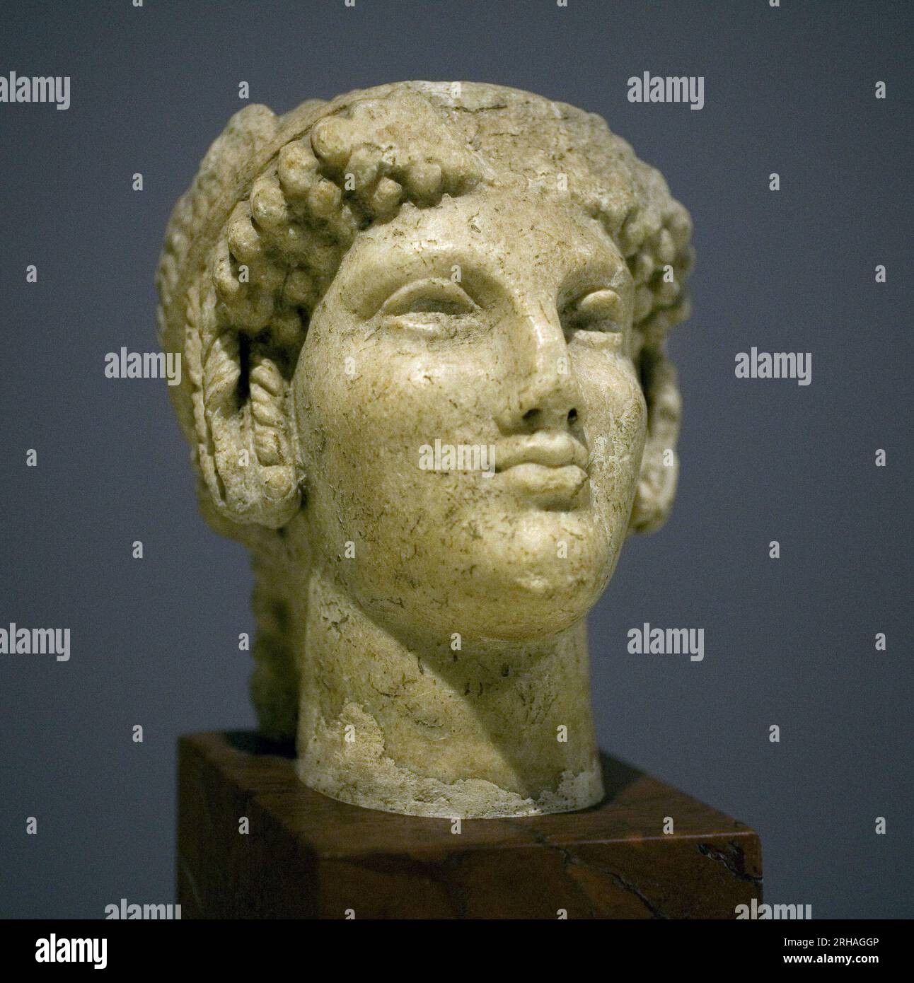 'Tete de jeune fille ( Kore)', sculpture de l'époque hellenistique ...