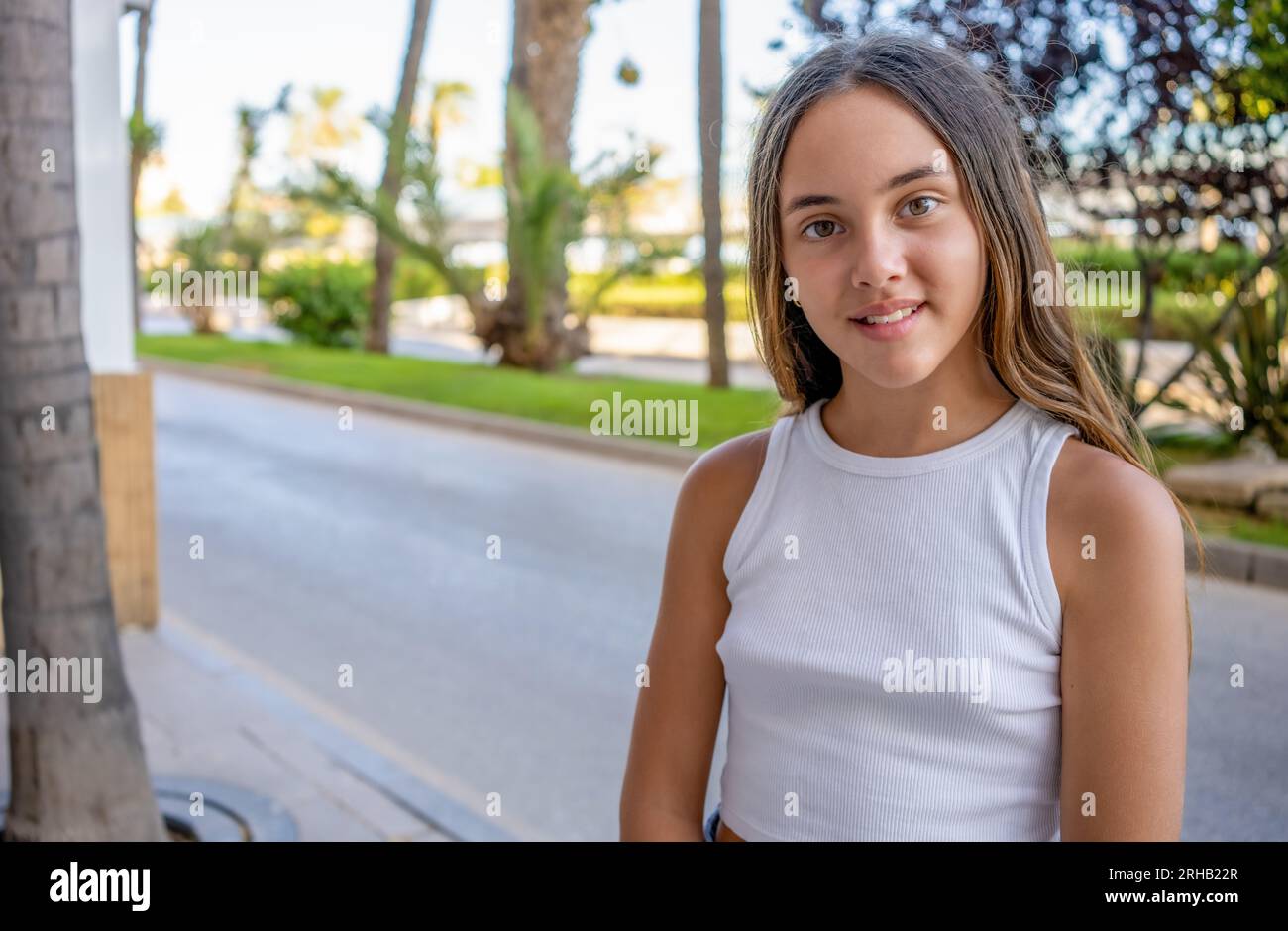 Portrait plein air de 12 ans girl with long hair Photo Stock - Alamy