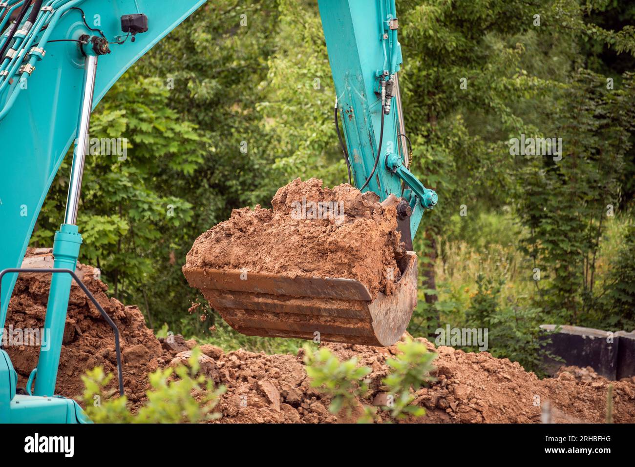 Construction d'une nouvelle maison. La pelle est en train de dégager ...