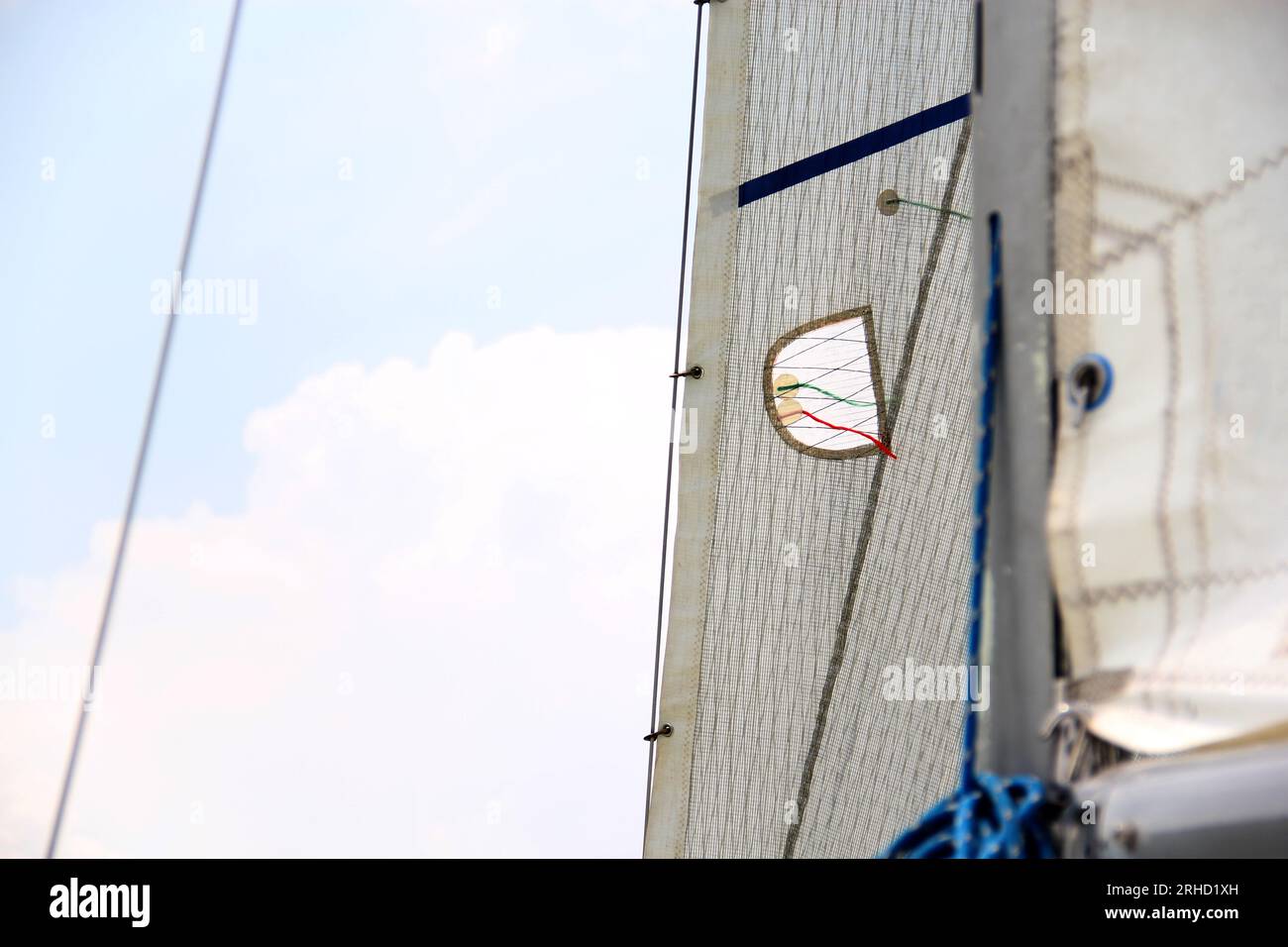 Les parties d'un voilier qui navigue sur le lac avec les voiles, la ...