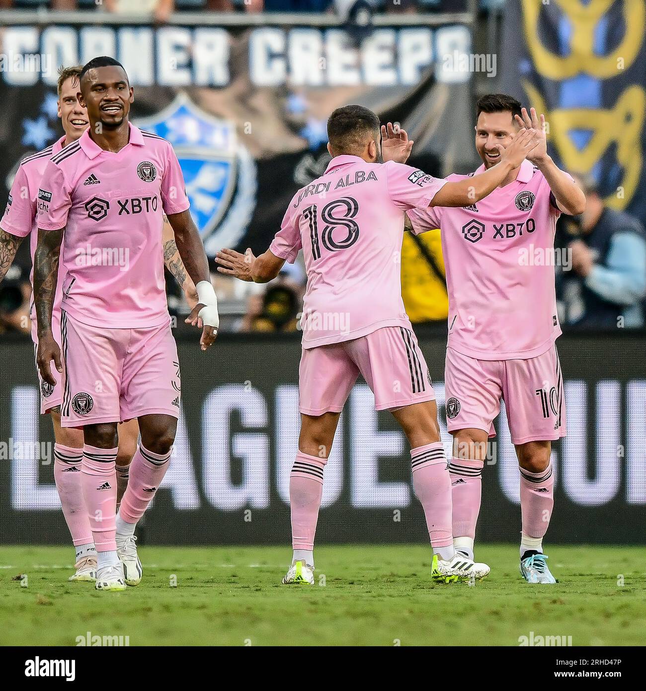 Lionel Messi célèbre un but avec cinq coups pour Jordi Alba portant des ...