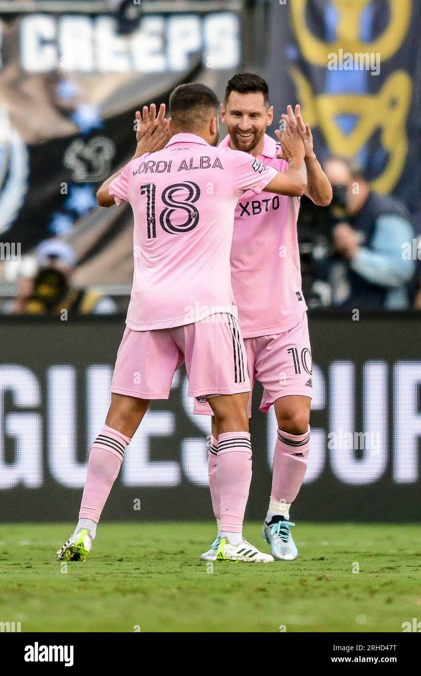 Lionel Messi célèbre un but avec cinq coups pour Jordi Alba portant des ...