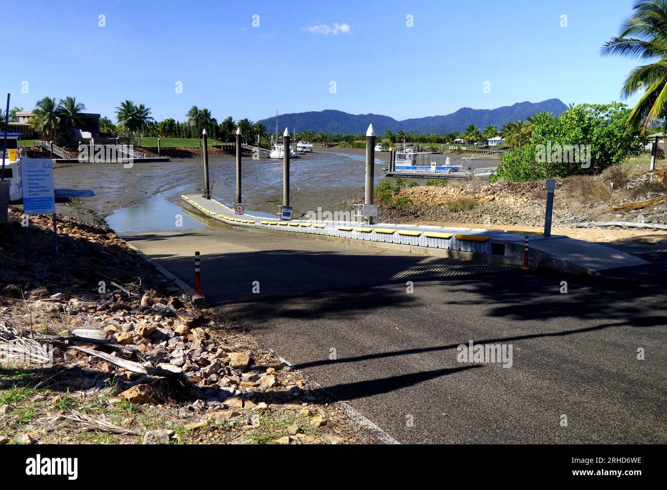 Rampe de bateau inutile à marée basse dans la marina remplie de boue ...