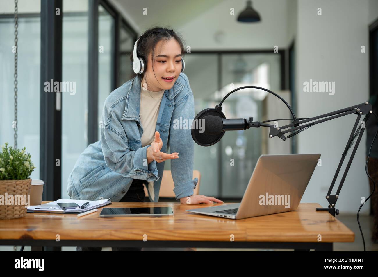 Une belle et professionnelle animatrice de radio asiatique ou ...