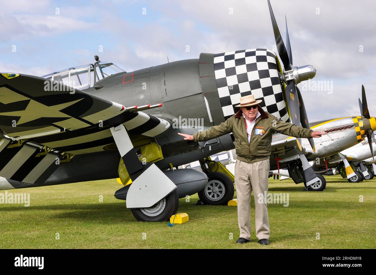 Pilote et propriétaire de warbird Stephen Grey faisant un mouvement de ...