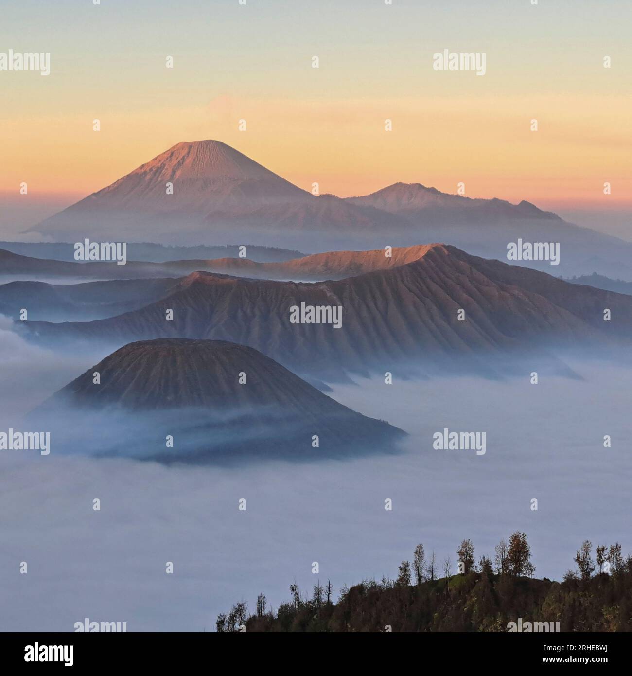 Volcan actif du mont bromo Banque de photographies et d’images à haute ...