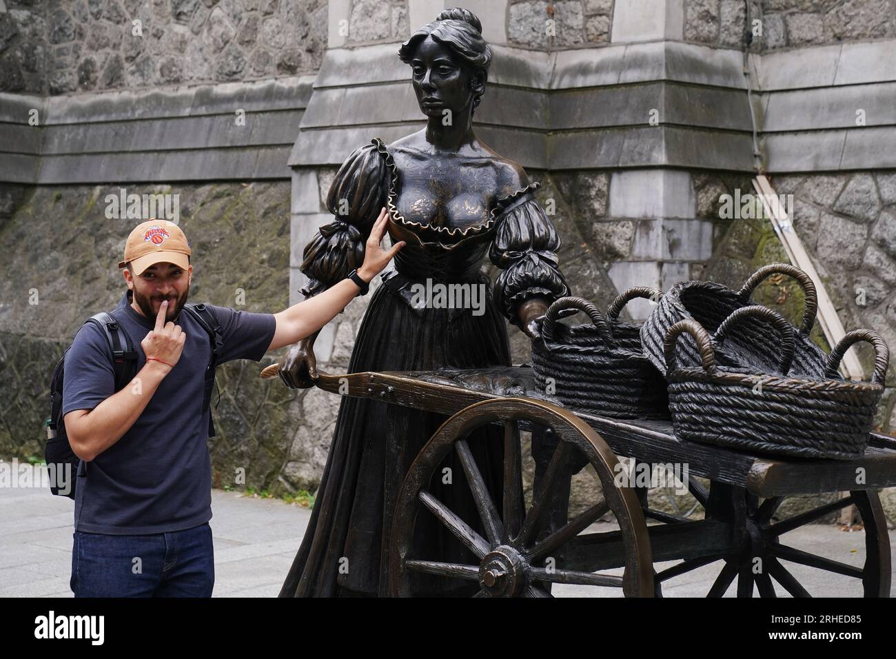 Une personne pose pour une photo avec l'emblématique statue de Molly ...