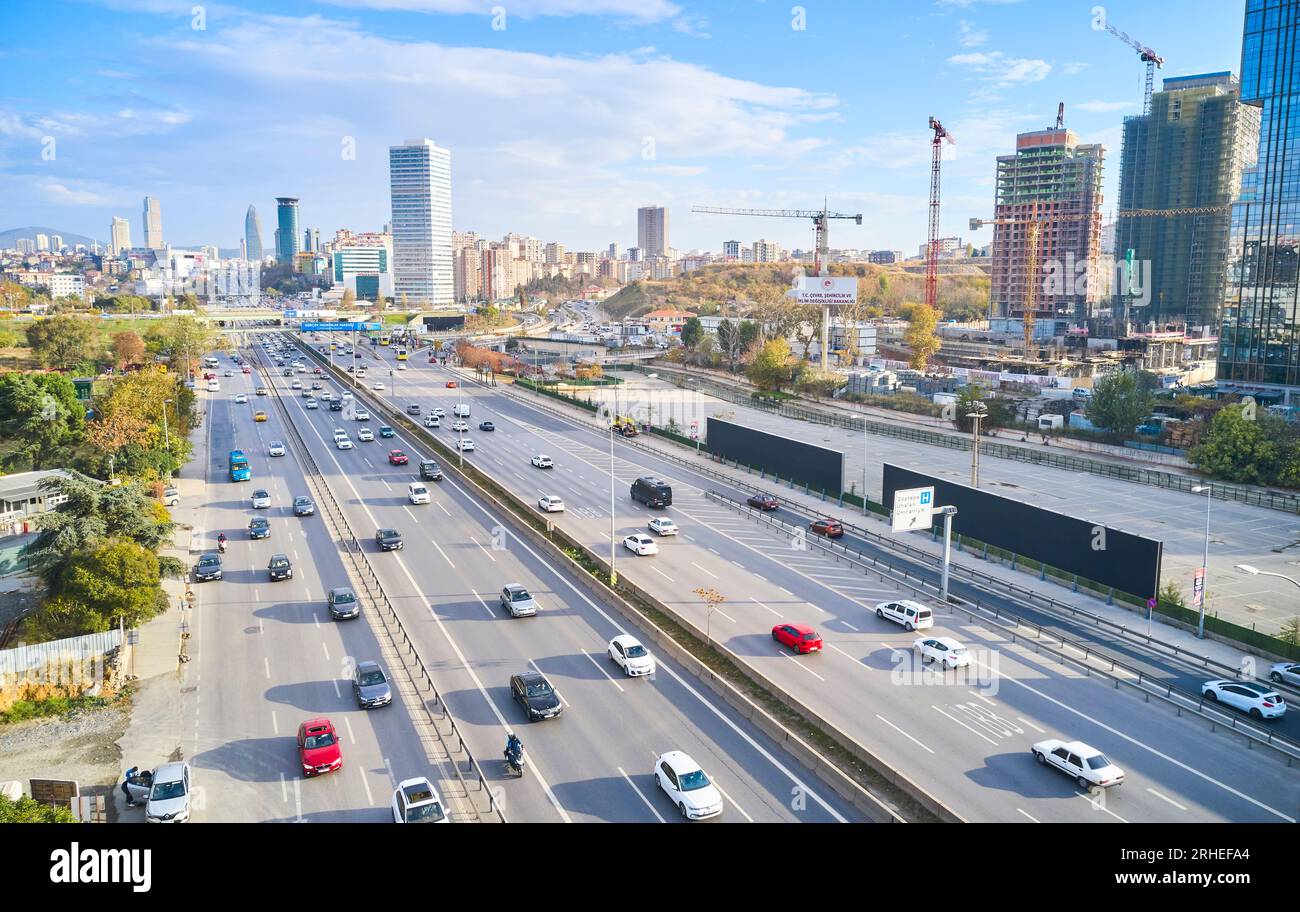 Prise de vue par drone d'une autoroute à Istanbul dans la matinée. prise de vue par drone de ...
