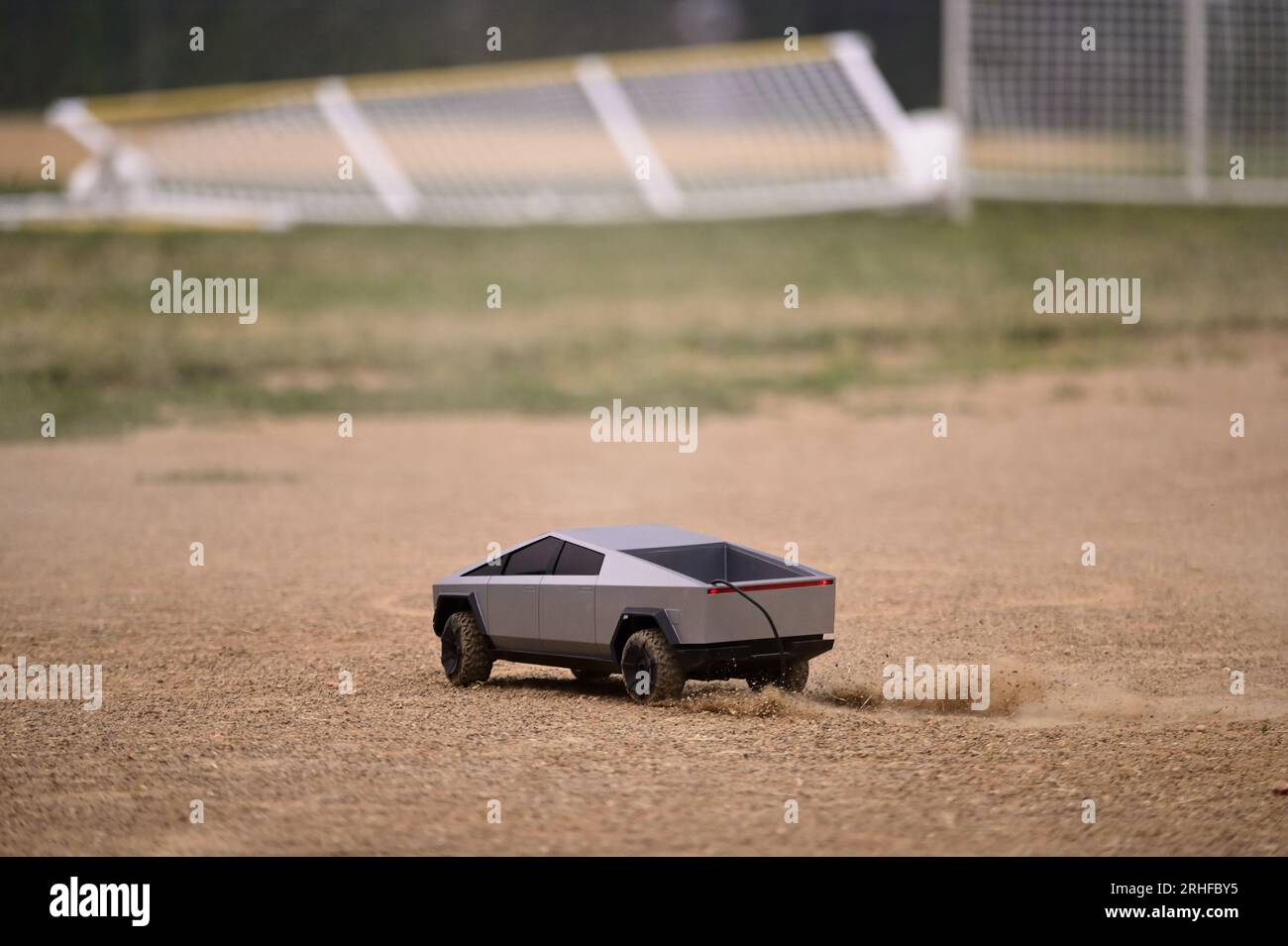 RC Cybertruck remue la poussière sur un terrain de baseball, son chemin ...
