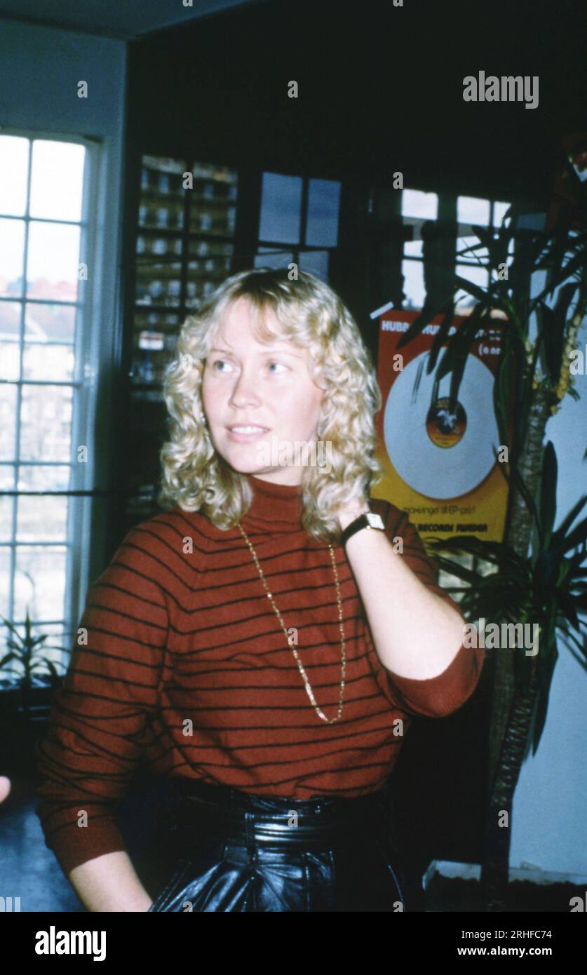 Agnetha Fältskog, membre fondateur du super groupe pop ABBA, portant un col roulé et une montre ...