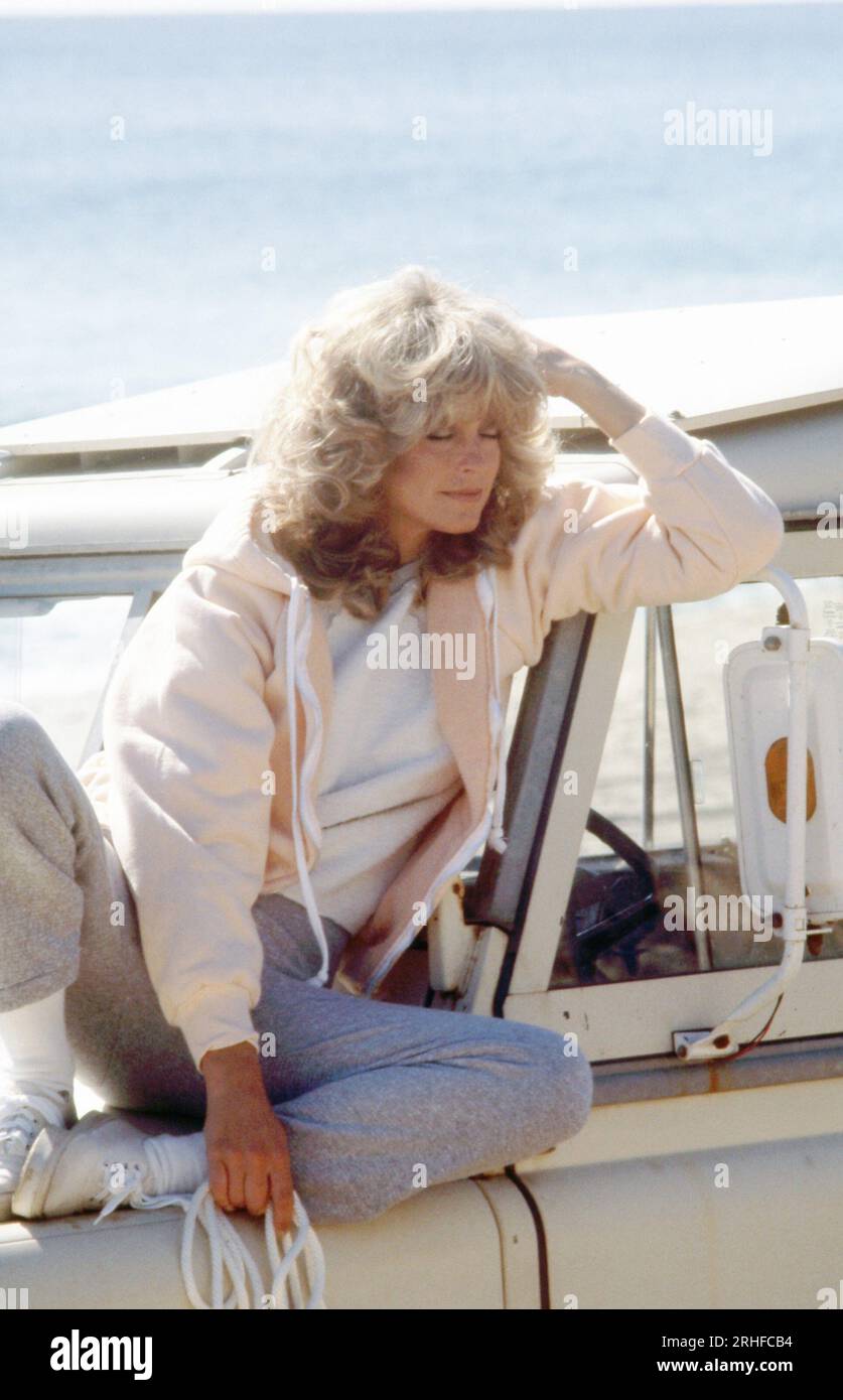 Farrah Fawcett dans un plan complet, les yeux fermés, assis à l'arrière ...