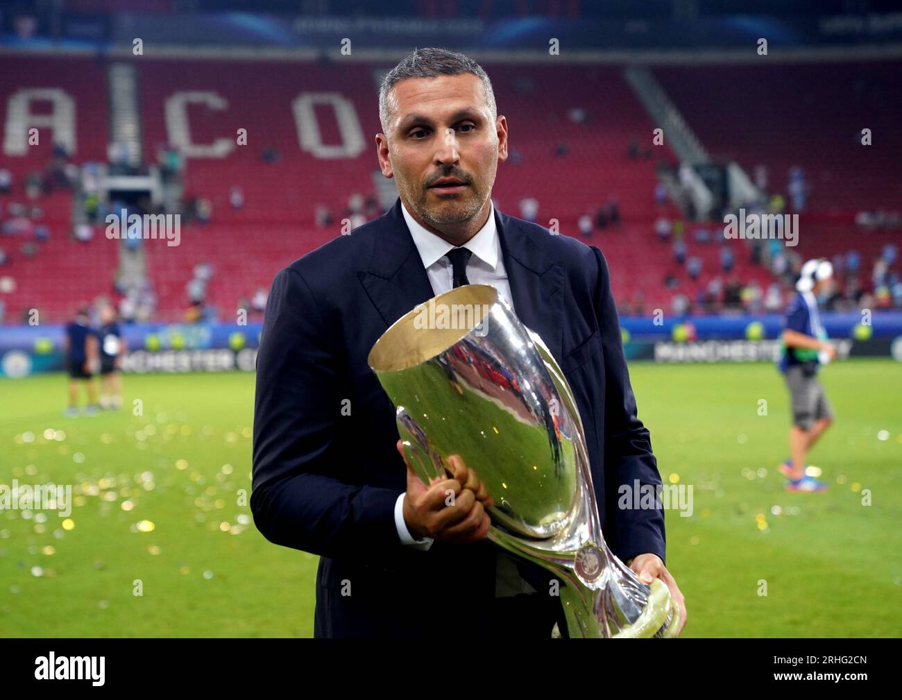 Le président de Manchester City, Khaldoon Al Mubarak, pose pour une ...
