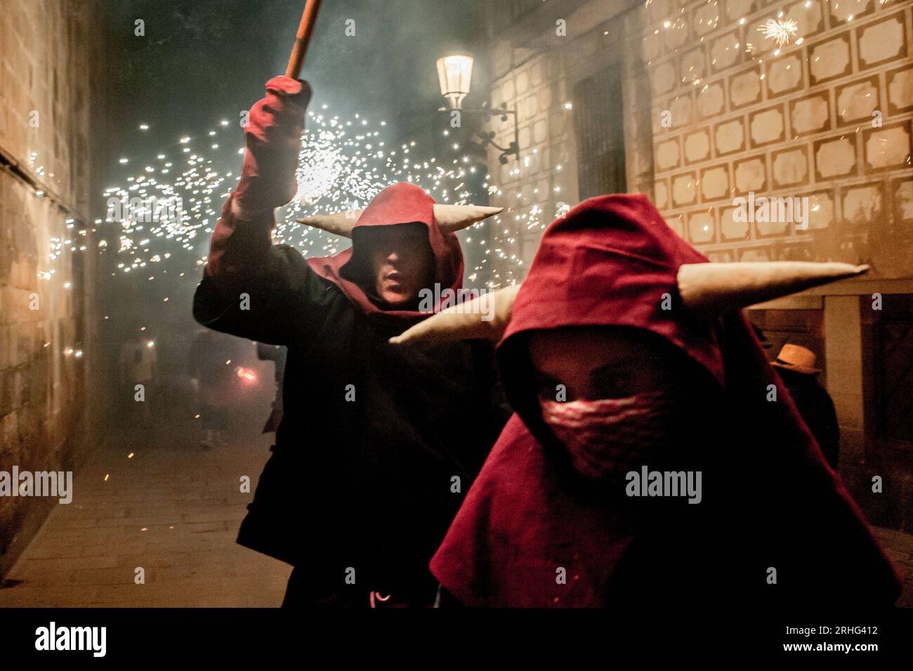 Les diables vont au milieu de la pyrotechnie lors de la célébration du ...