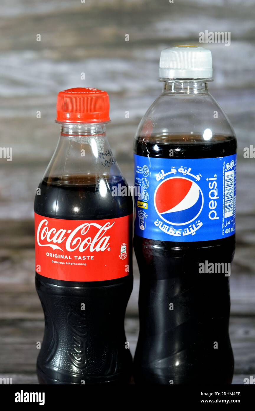 Le Caire, Egypte, juillet 22 2023 : Coca-Cola, ou Coke et Pepsi, Coca ...