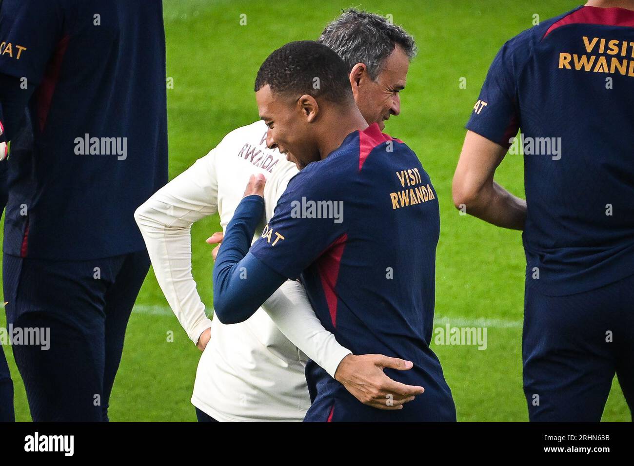 Poissy, France 18 août 2023, Luis ENRIQUE du PSG et Kylian MBAPPE du ...