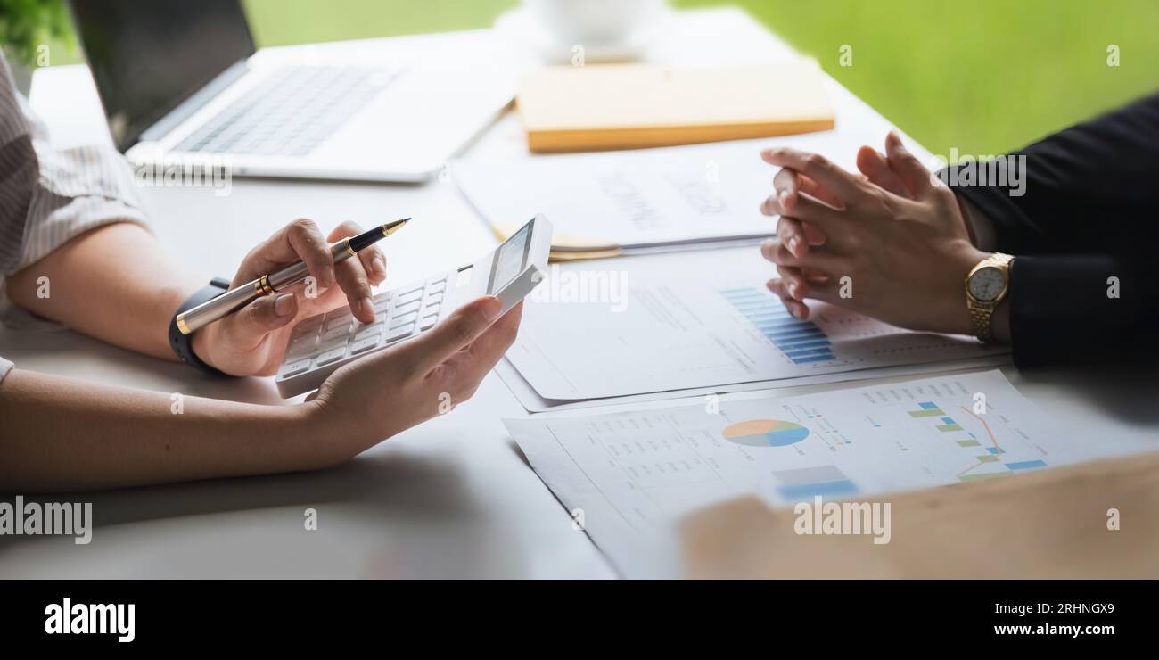 Vue rapprochée des gens d'affaires avec les mains serrées consultant le ...