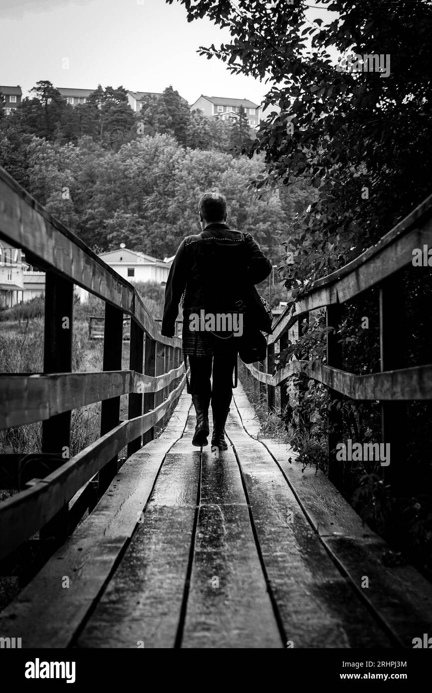 Personnes marchant dans un chemin Banque d'images noir et blanc - Alamy