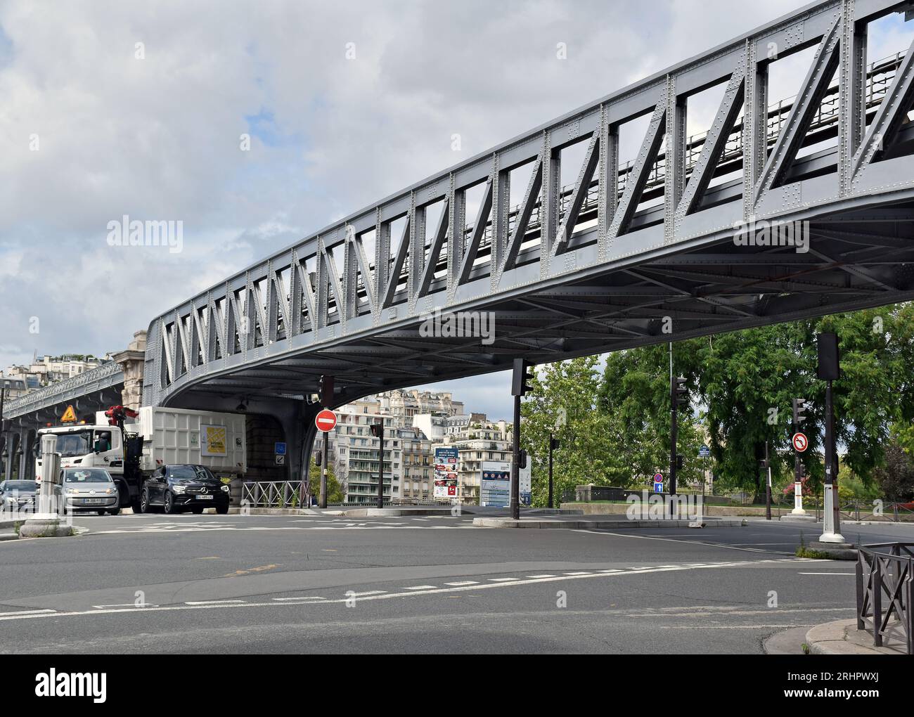 Un pont massif en poutres d'acier transportant la ligne 6 du métro ...