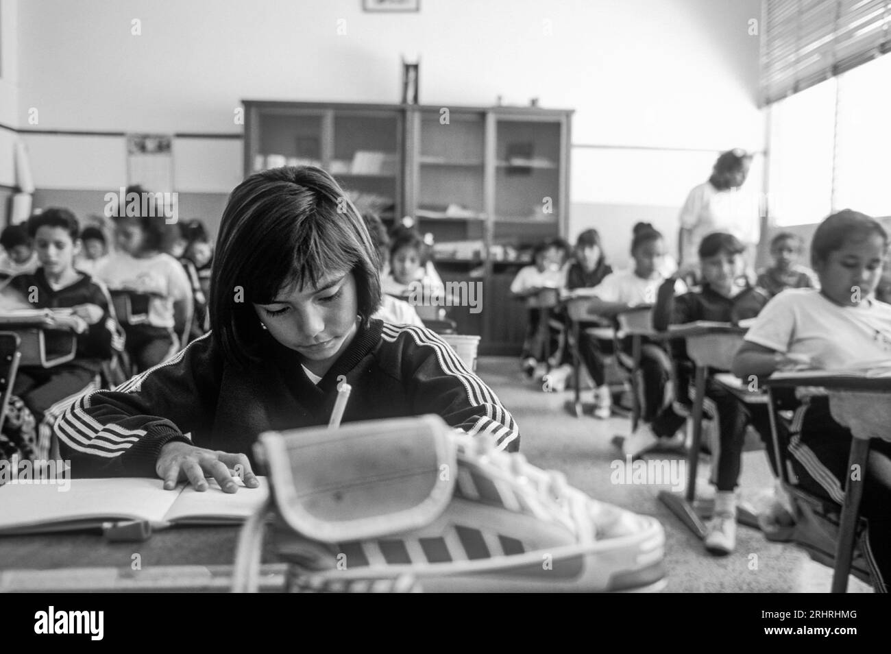 Groupe d'enfants dans la classe Banque d'images noir et blanc - Alamy