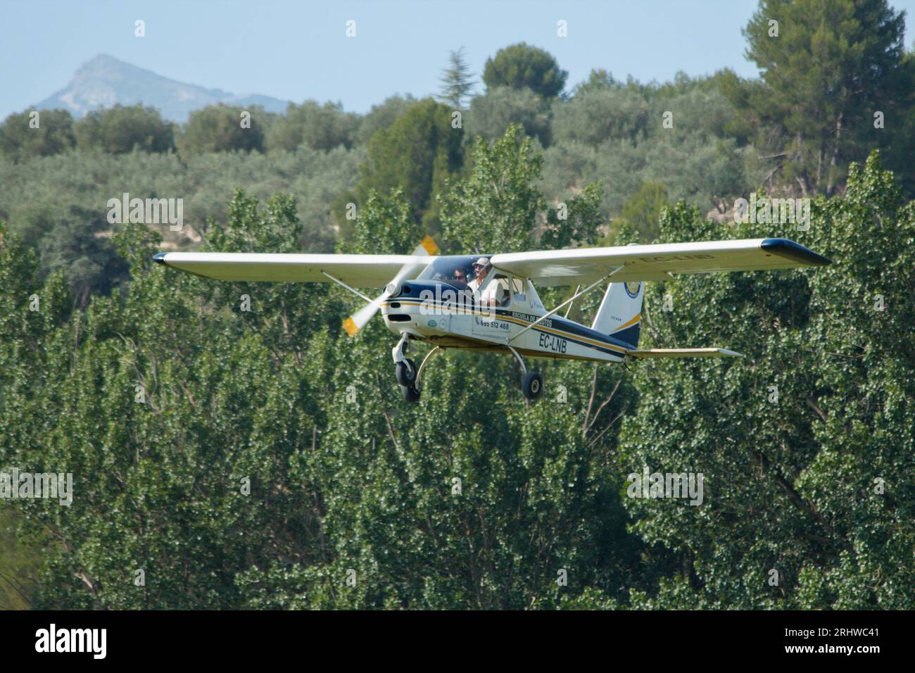Avion survolant la forêt Banque de photographies et d’images à haute ...