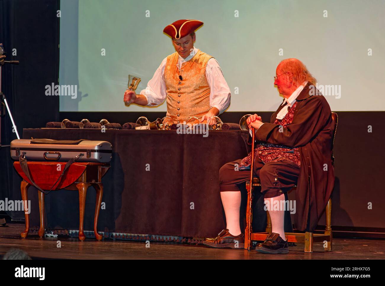 Musicien jouant des cloches de verre Banque de photographies et d ...