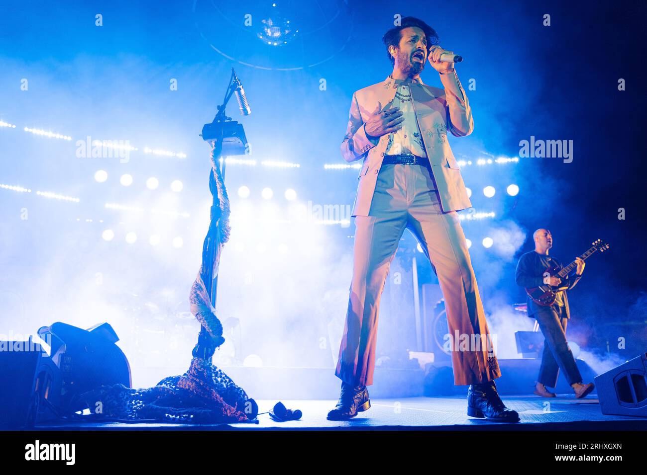 Giant electric guitar Banque de photographies et d’images à haute ...