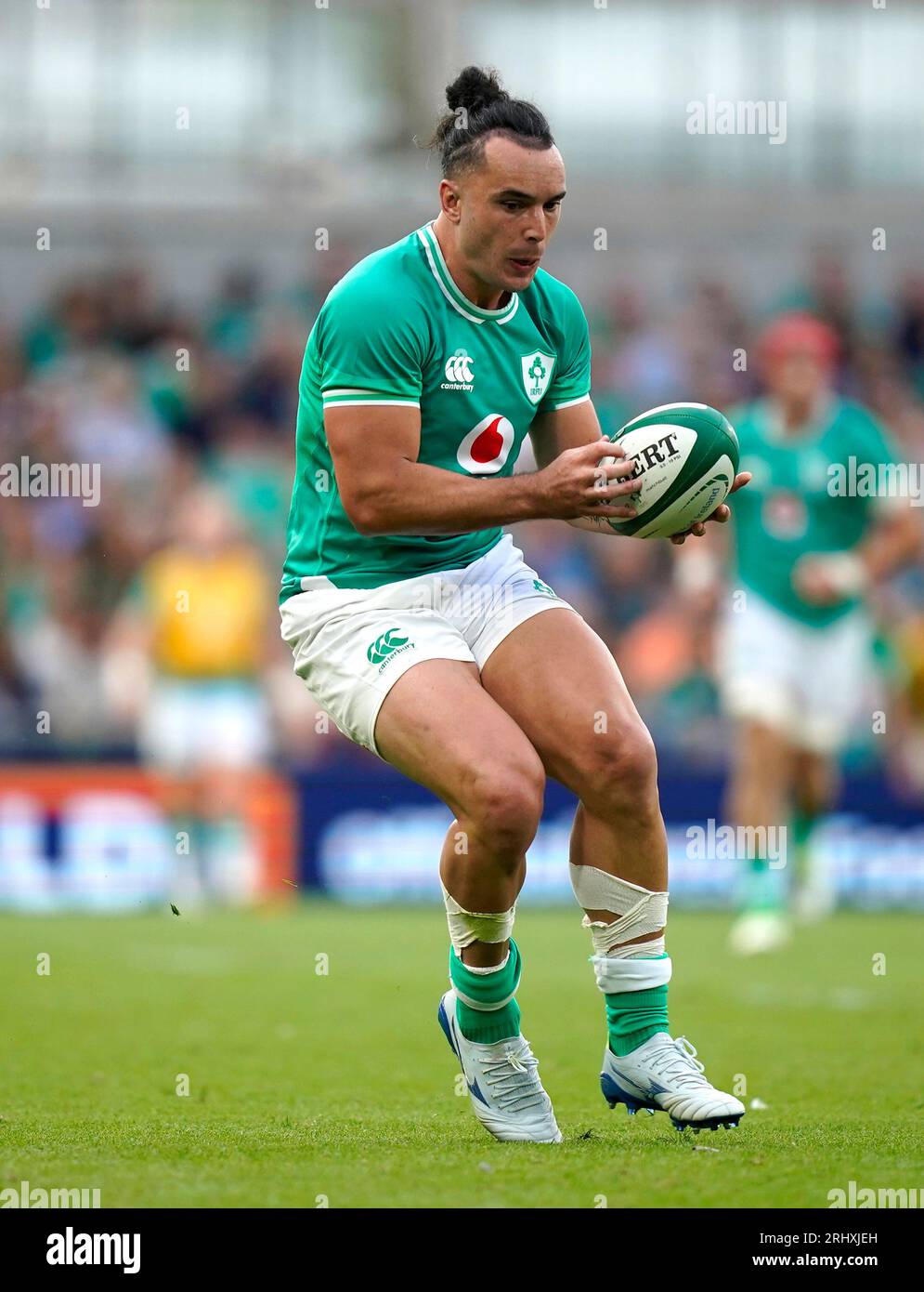 L'irlandais James Lowe en action lors du match de la Summer Nations ...