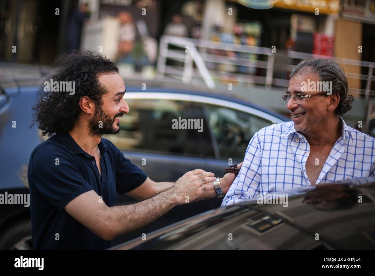 Le Caire, Égypte. 19 août 2023. Le réalisateur égyptien Khaled Youssef (à droite) accueille le ...