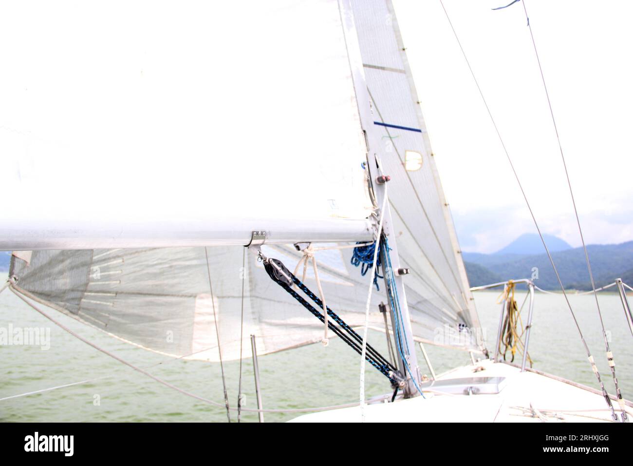 Les parties d'un voilier qui navigue sur le lac avec les voiles, la ...