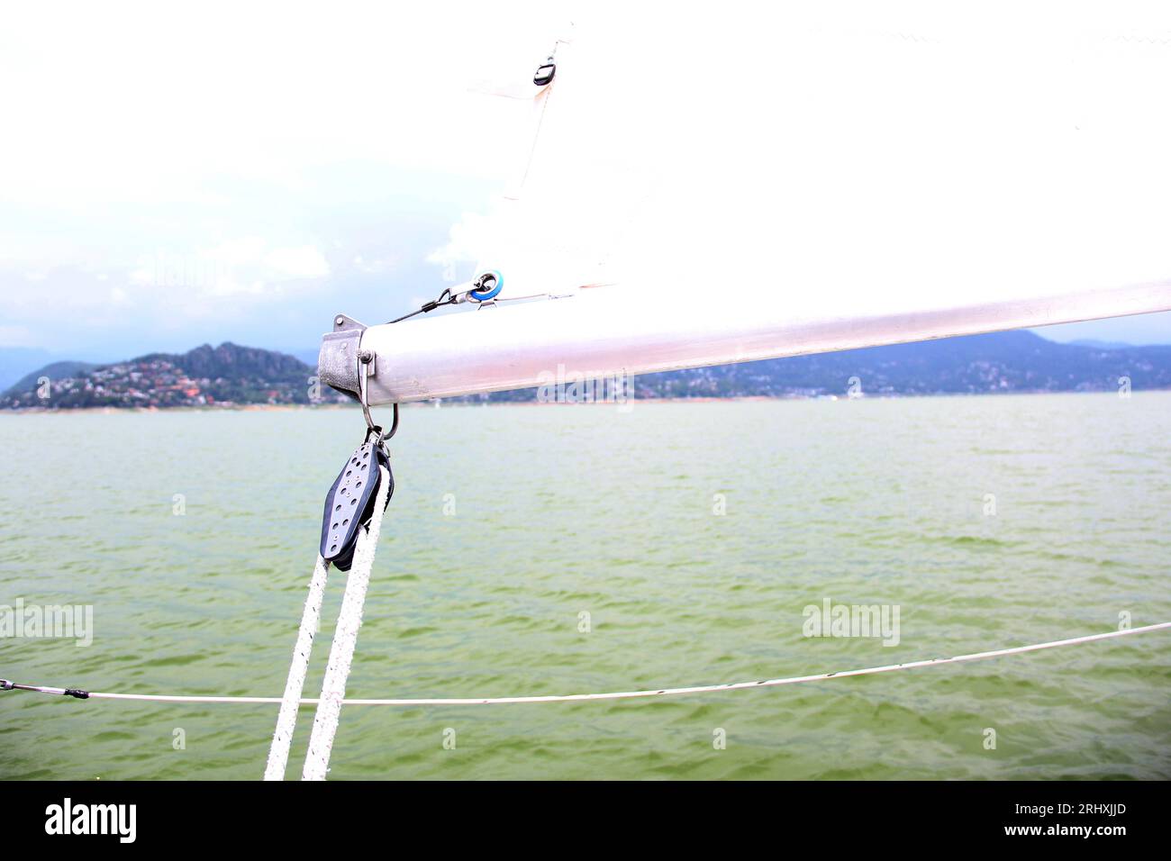 Les parties d'un voilier qui navigue sur le lac avec les voiles, la ...