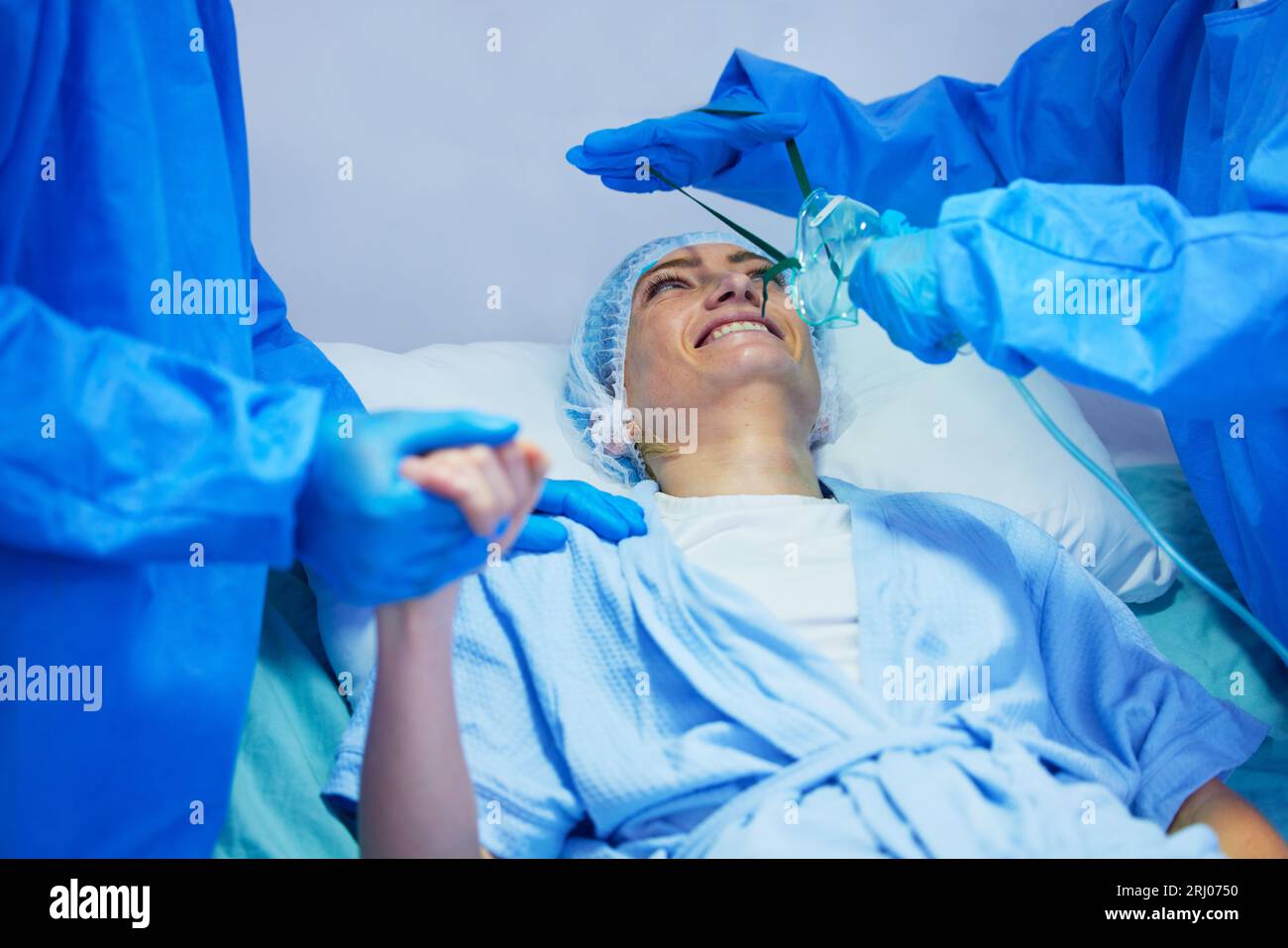 Chirurgie, anesthésie et femme avec masque à oxygène pour le service ...