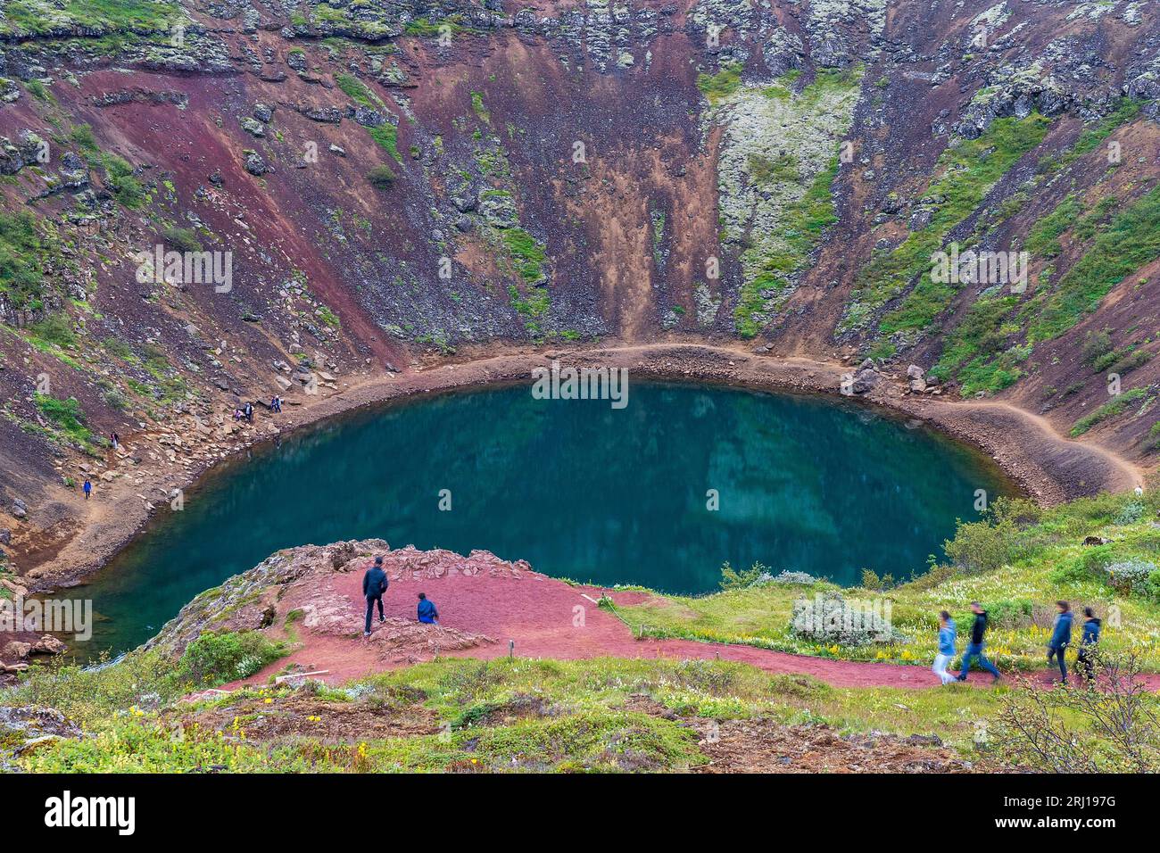 Les gens explorent Kerid, lac volcanique de caisse à Grimsnes, Islande ...
