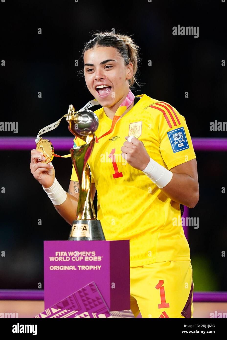 L'espagnole Maria Rodriguez célèbre sa victoire après avoir reçu sa ...