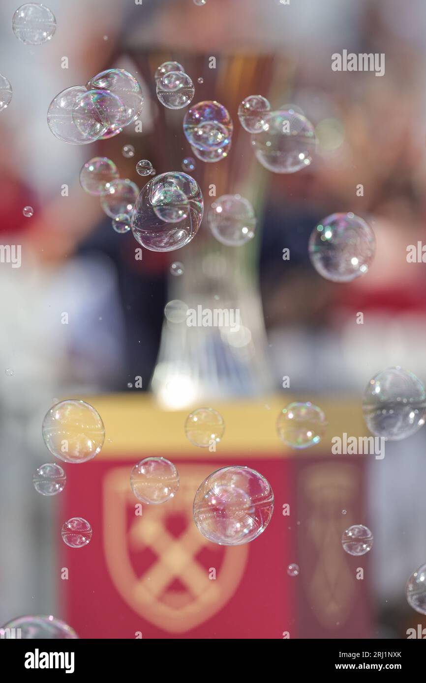 Uefa europa conference league trophy Banque de photographies et d ...