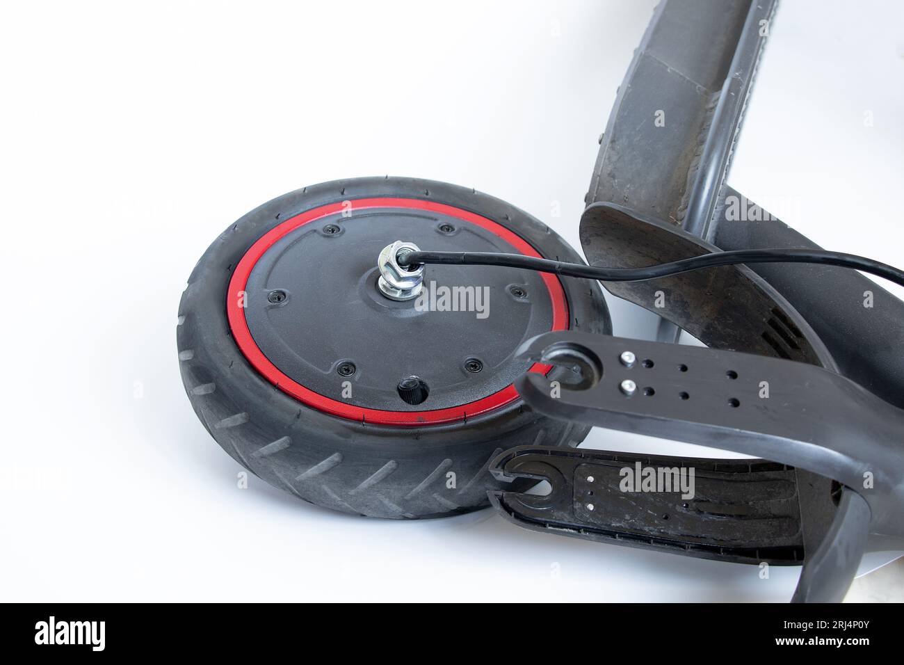 Scooter électrique démonté, crevaison de roue et remplacement par une ...