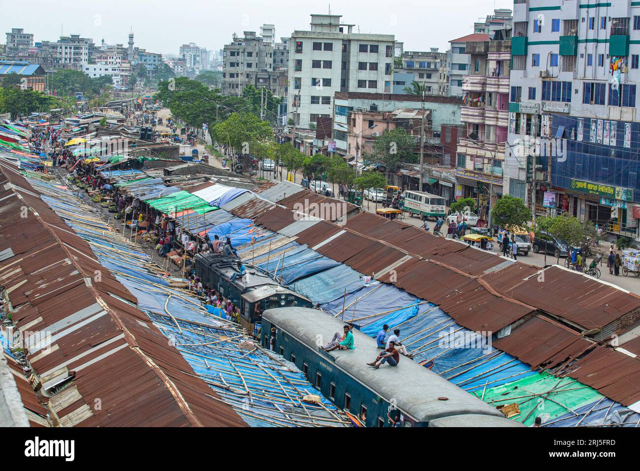 Un train à destination de Narayanganj approche du marché de Jurain ...