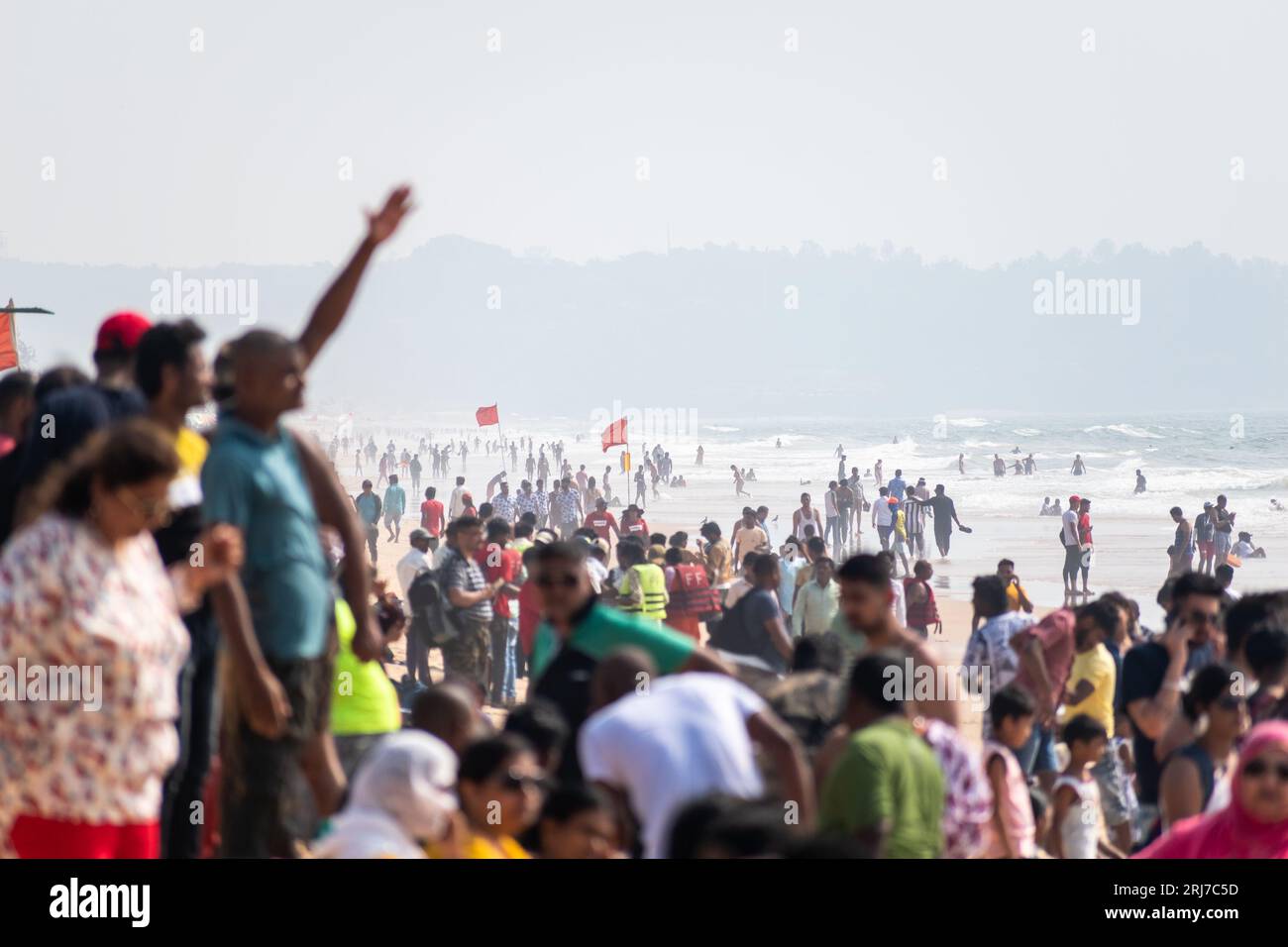 Calangute, Goa, Inde - janvier 2023 : une plage bondée pleine de gens ...