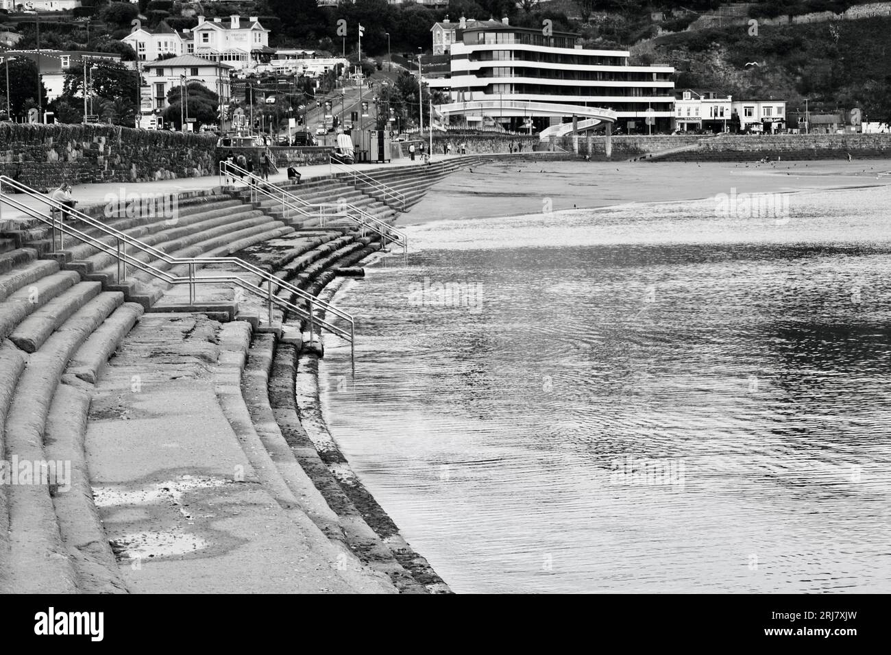 Une image en noir et blanc d'une section du long front de mer à Torquay ...