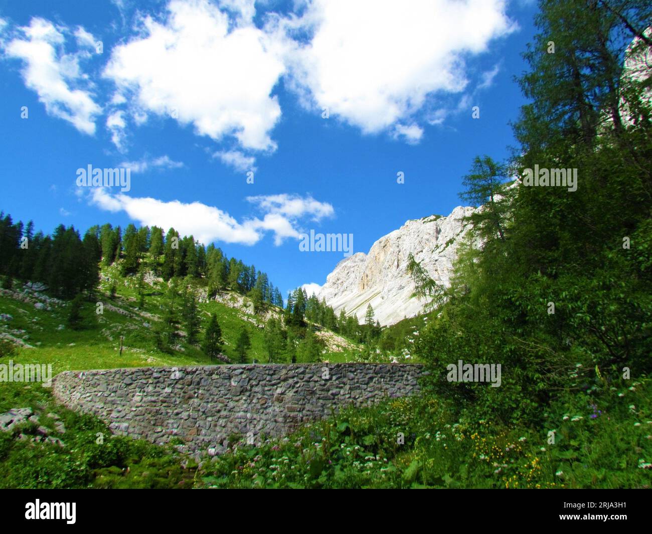Barrage de pierre dans les alpes juliennes et le parc national du ...