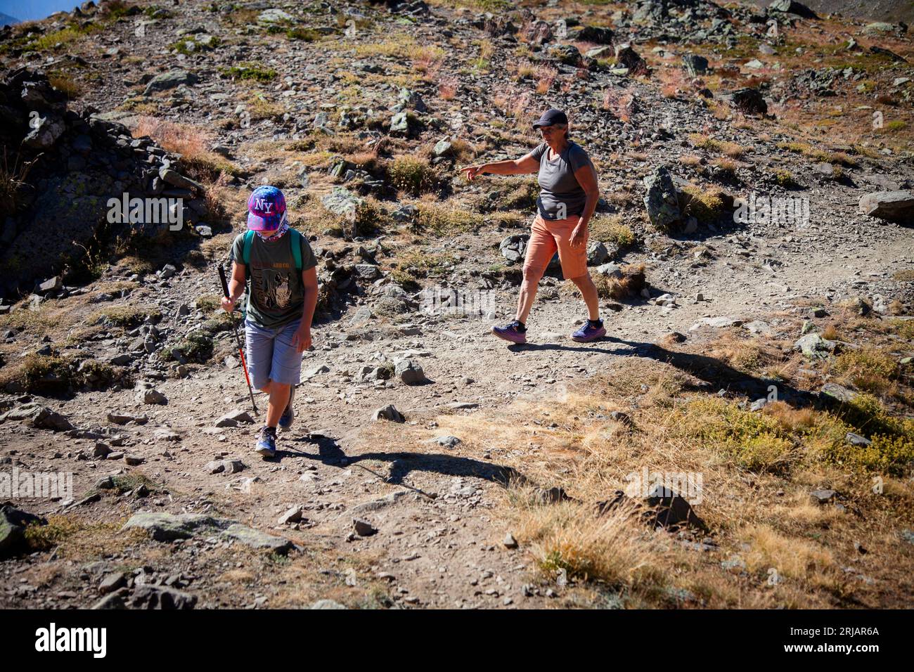 Thomas 11 ans et Monique 71 ans en route pour le lac de l'Oule, France ...
