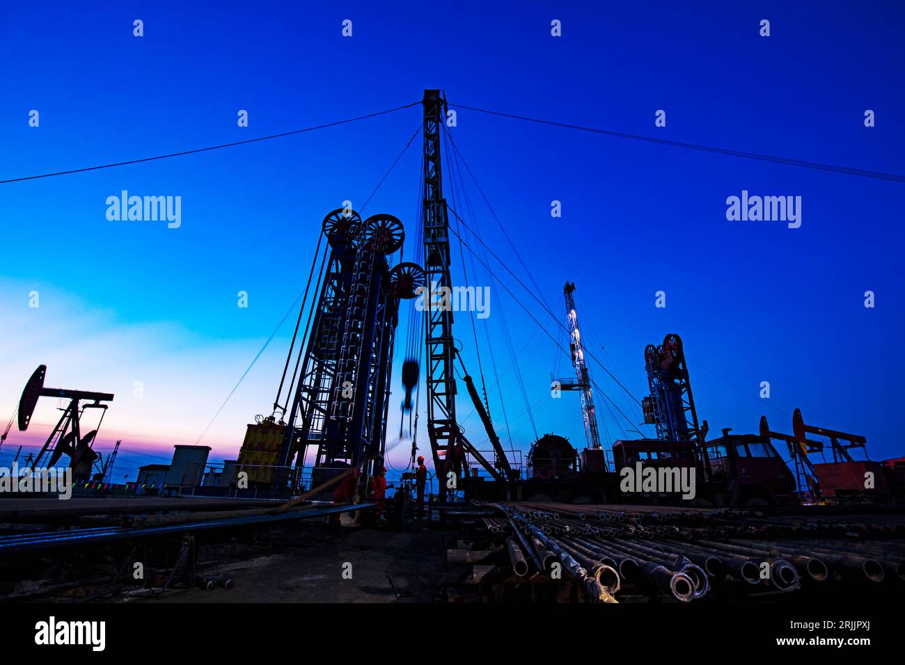 Machines de pompage de pétrole en fonctionnement, scène d'extraction de ...
