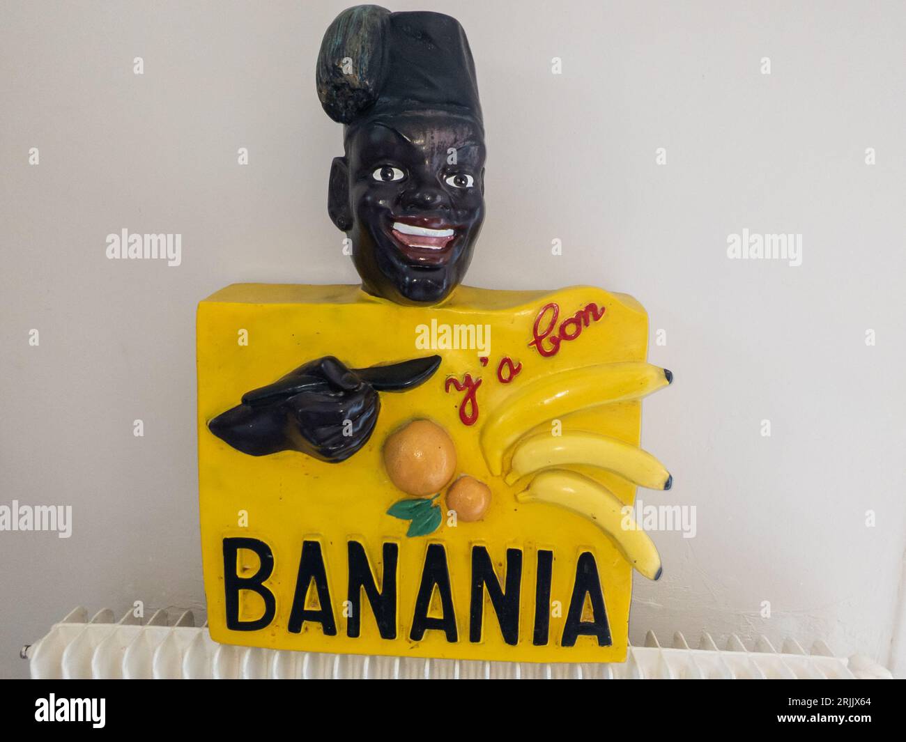 Bordeaux , France - 08 19 2023 : texte du logo Banania et signe de ...