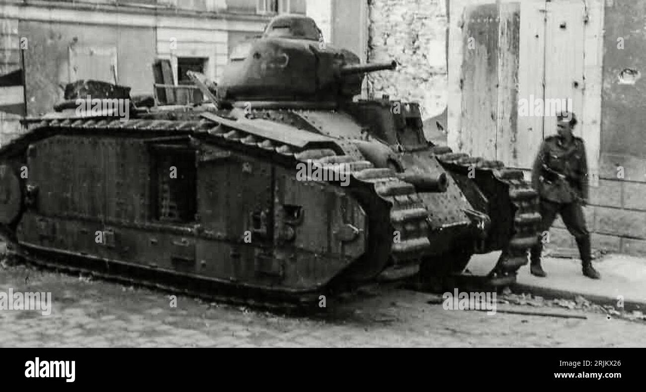 Destroyed french tank char Banque de photographies et d’images à haute ...