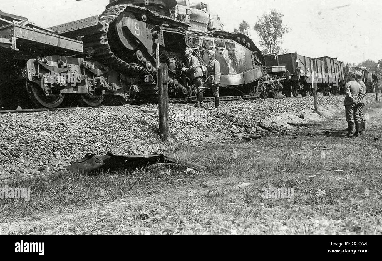 Seconde Guerre mondiale - FRANCE. Chars, Char 2C, soldats allemands ...