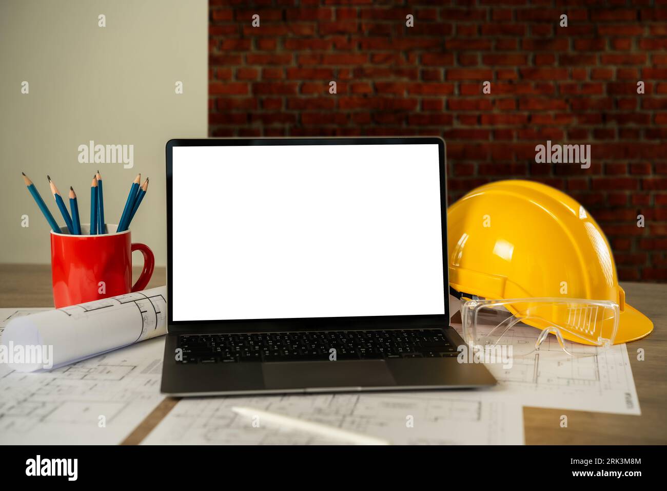 Ingénieurs architectes travaillant sur un ordinateur de bureau sur un ...